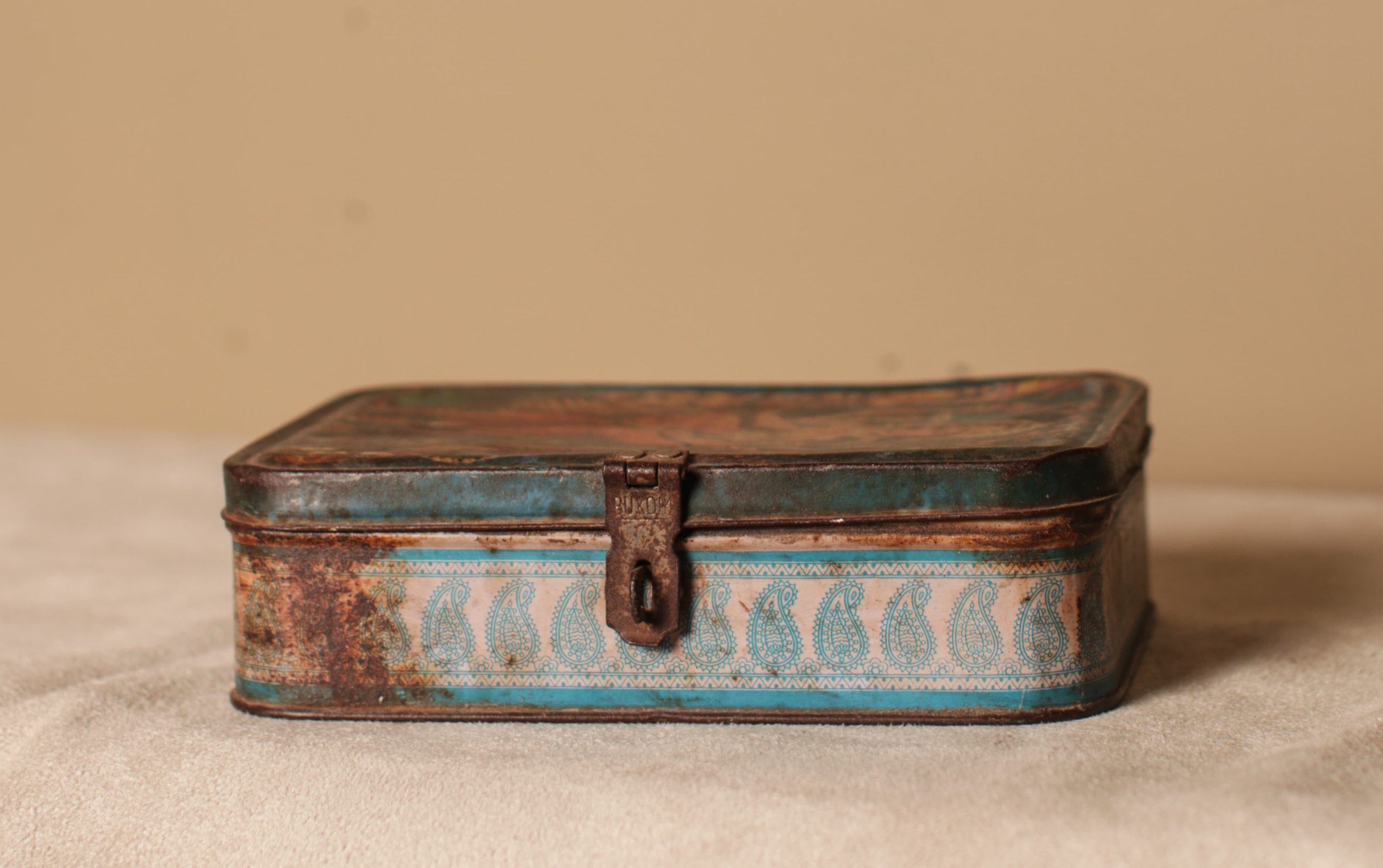 Vintage Metal Painted Tin - Wilstone